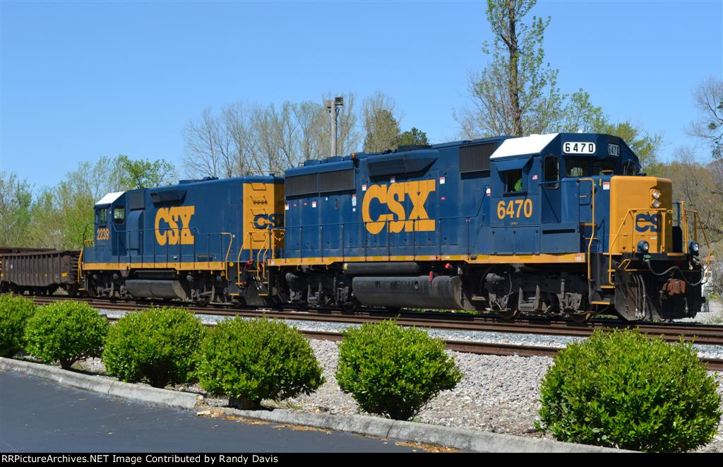 CSX 6470 & 2239 dropping off cars